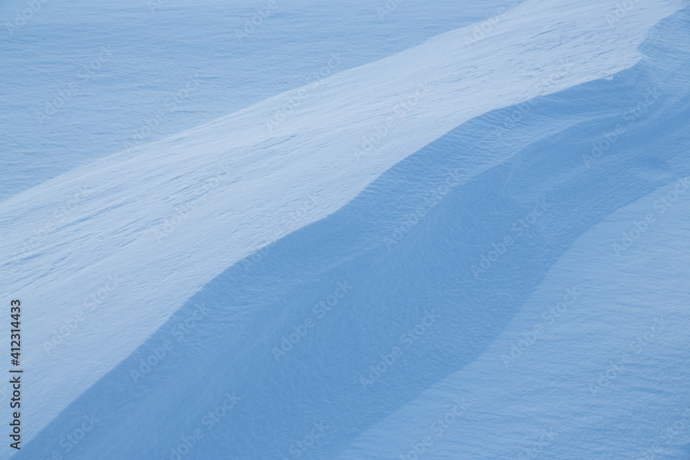 Fotka „Snow texture. Wind sculpted patterns on snow surface. Wind in ...