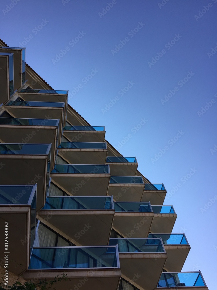 balcones azules geométricos de un edificio, figuras geométricas Stock ...