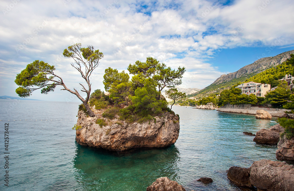 Der Brela-Stein am Strand Punta Rata, Kroatien Stock Photo | Adobe Stock