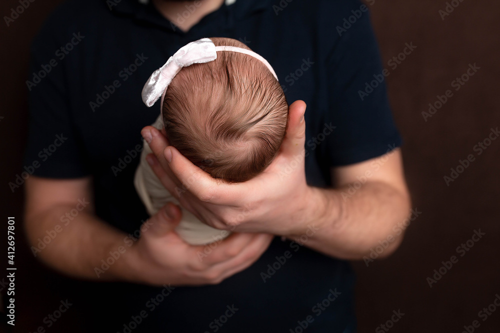 Foto Stock the child's head in the hands of parents. the head of the ...