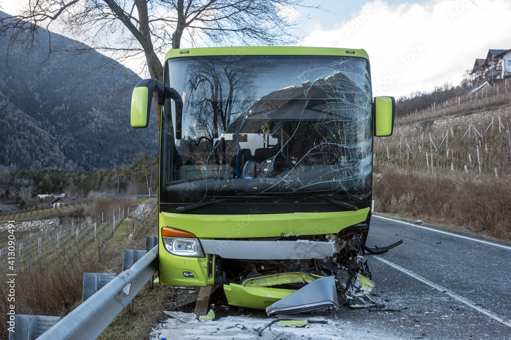 Foto de Violent frontal collision between a bus and a car traveling in ...