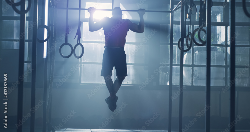 Foto de Crossfit Bodybuilder Athlete Shirtless Back View Working Out ...