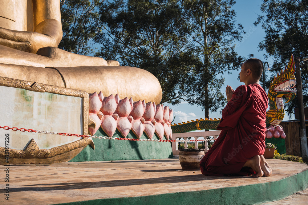 Foto de A monk is worshipping and meditating in front of the golden ...