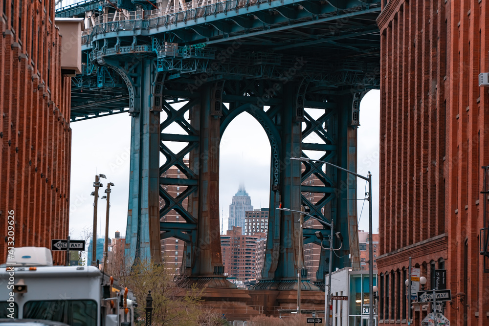 New York, USA, 2019: Manhattan bridge is visible between two buildings ...
