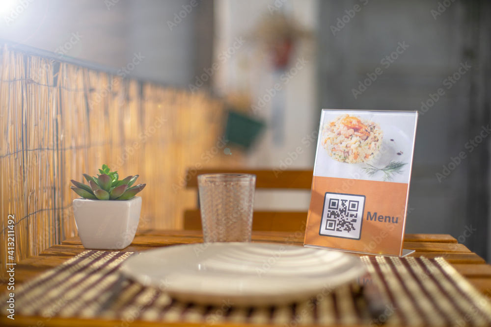 Código QR en una mesa de restaurante par escanear menu con el móvil ...