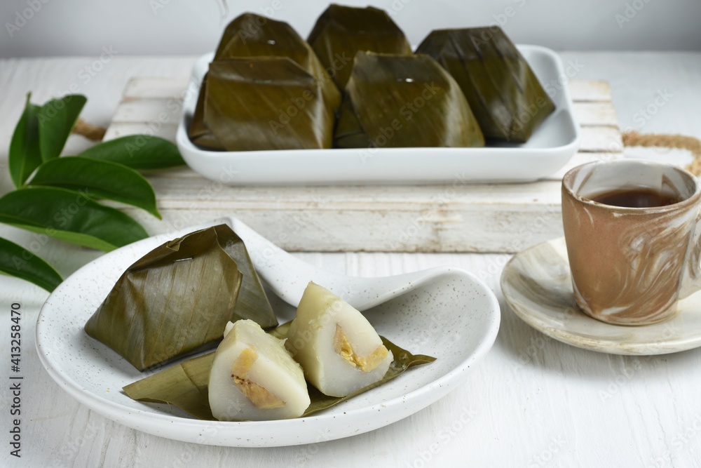 Foto de Nagasari or nogosari is indonesian traditional steamed cake ...
