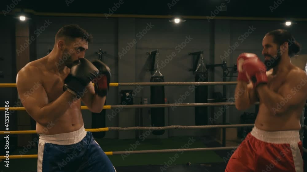 shirtless hispanic and bearded boxers fighting on boxing ring vídeo do ...