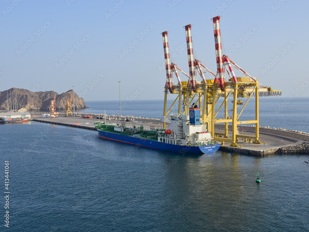 Ladekräne im Hafen von Muskat im Oman - Loading cranes in the port of ...