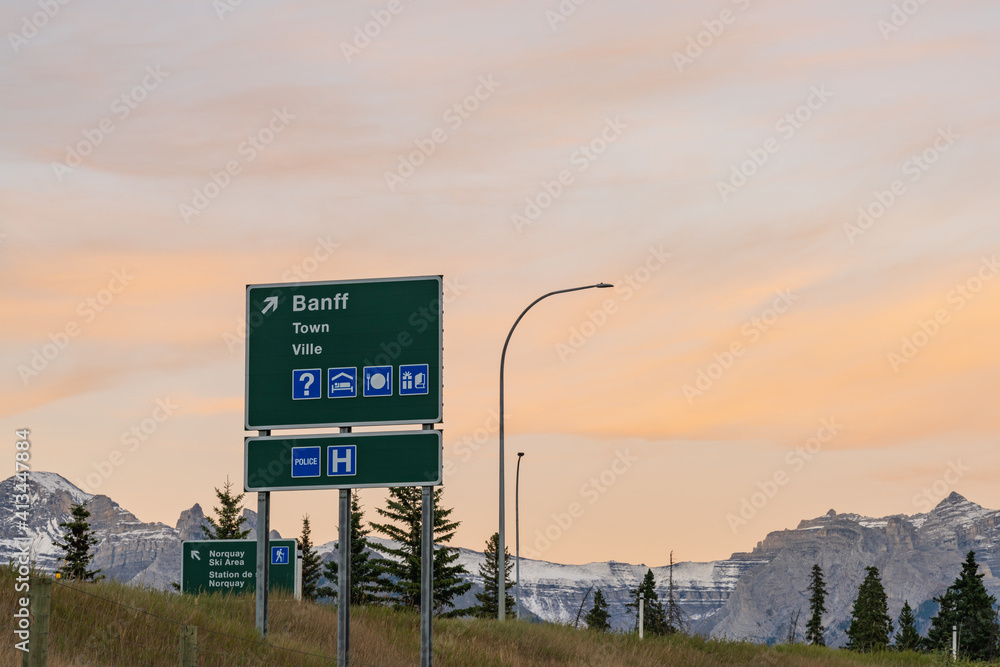 Foto de Town of Banff exit. Road sign of Trans-Canada Highway. Banff ...