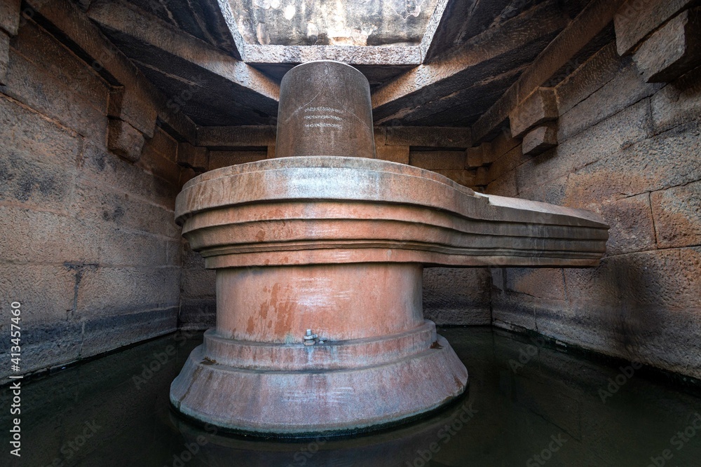 Badavilinga Temple Shrine for Shiva. The Badavilinga Temple in Hampi ...