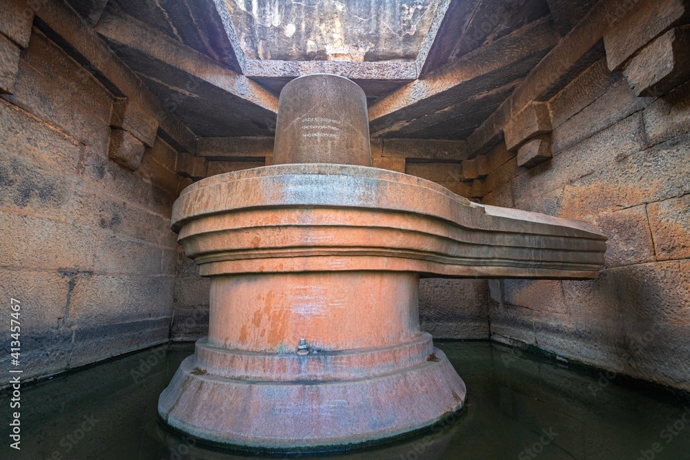 Badavilinga Temple Shrine for Shiva. The Badavilinga Temple in Hampi ...