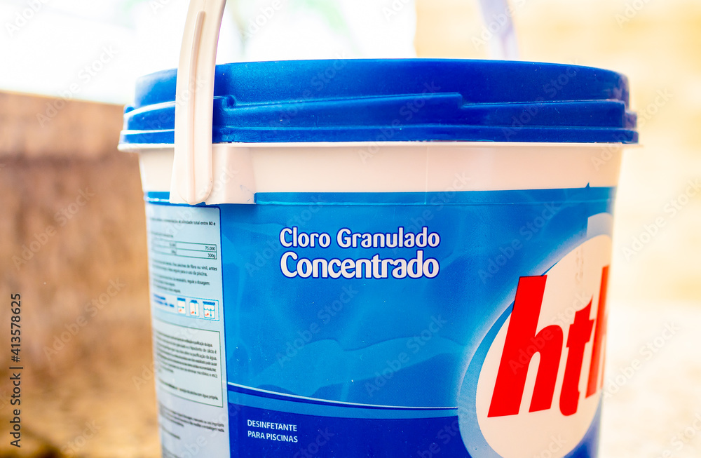 Cloro HTH. Cloro granulado concentrado para piscina da marca HTH. Stock ...