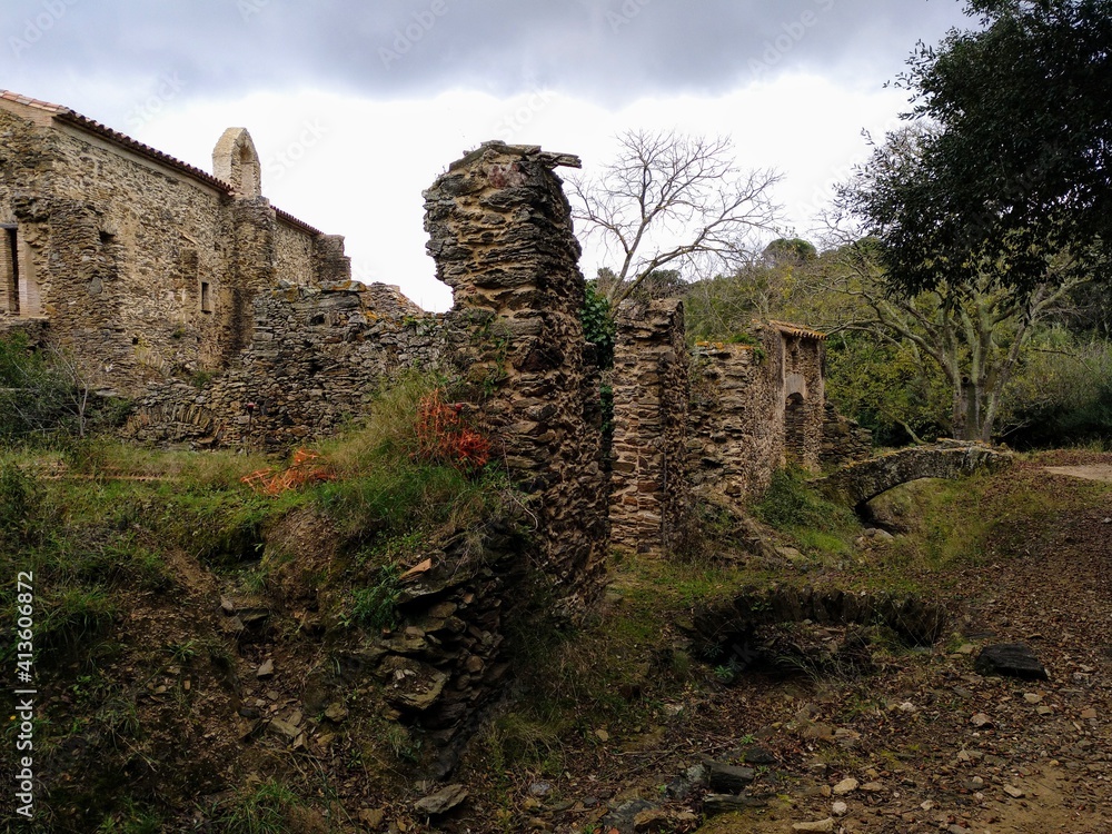 Pared exterior, en estado ruinoso, que rodeaba el antiguo núcleo ...