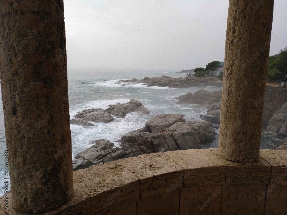 Mar revuelto en un día gris y húmedo visto desde el templete , mirador ...