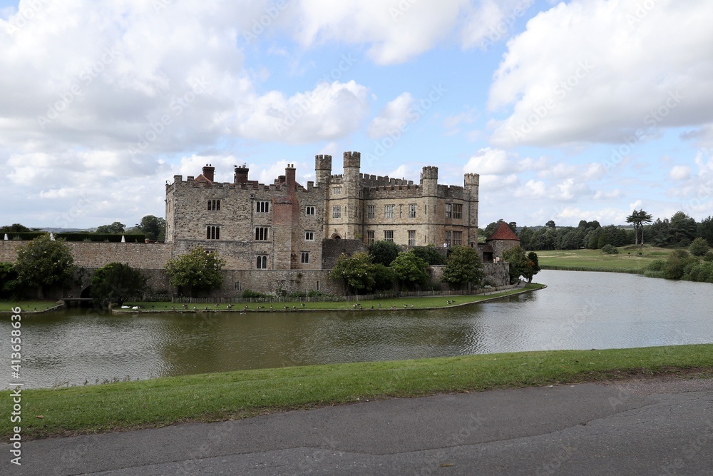 moated castle, Leeds Castle, Co. Kent, England's most beautiful castles ...