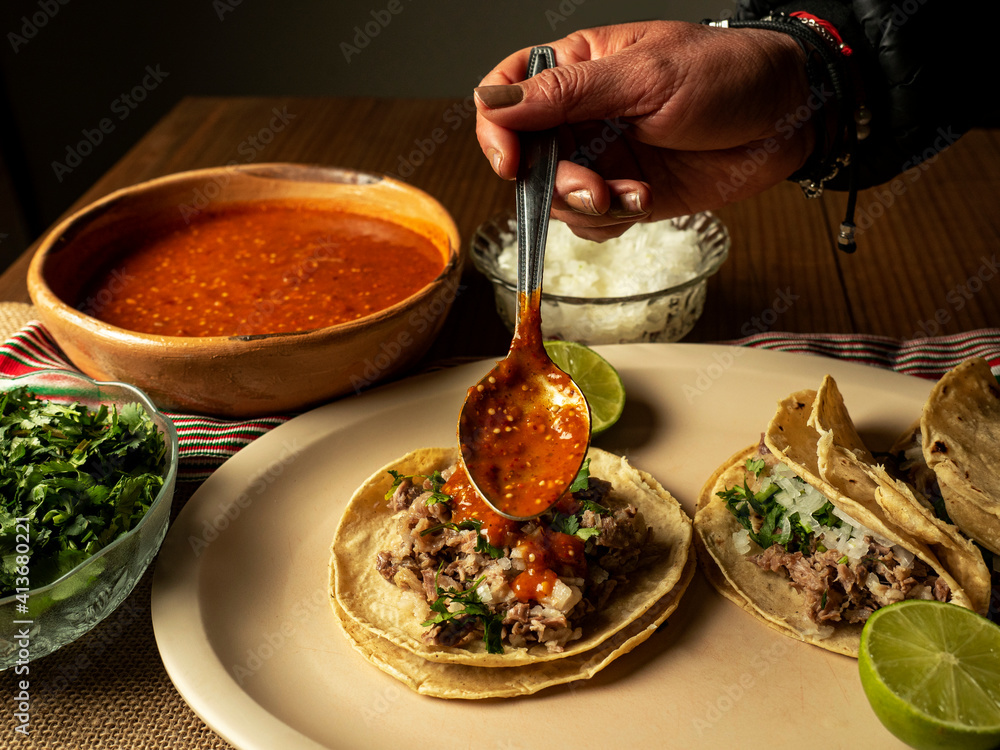 Foto de Tacos de cabeza de res con cilantro, cebolla, limon y salsa ...