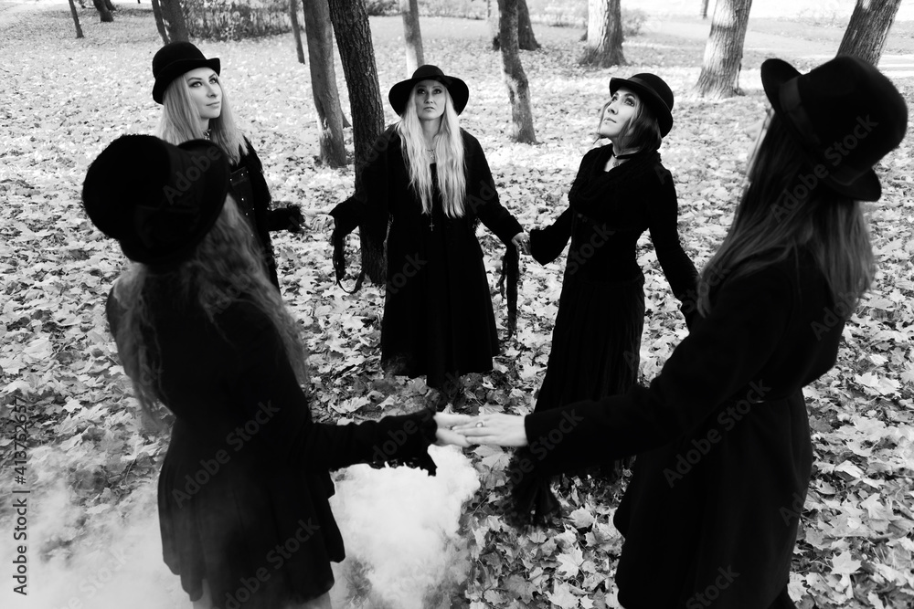 Foto de Coven of witches, modern witches gathered and do a ritual in ...