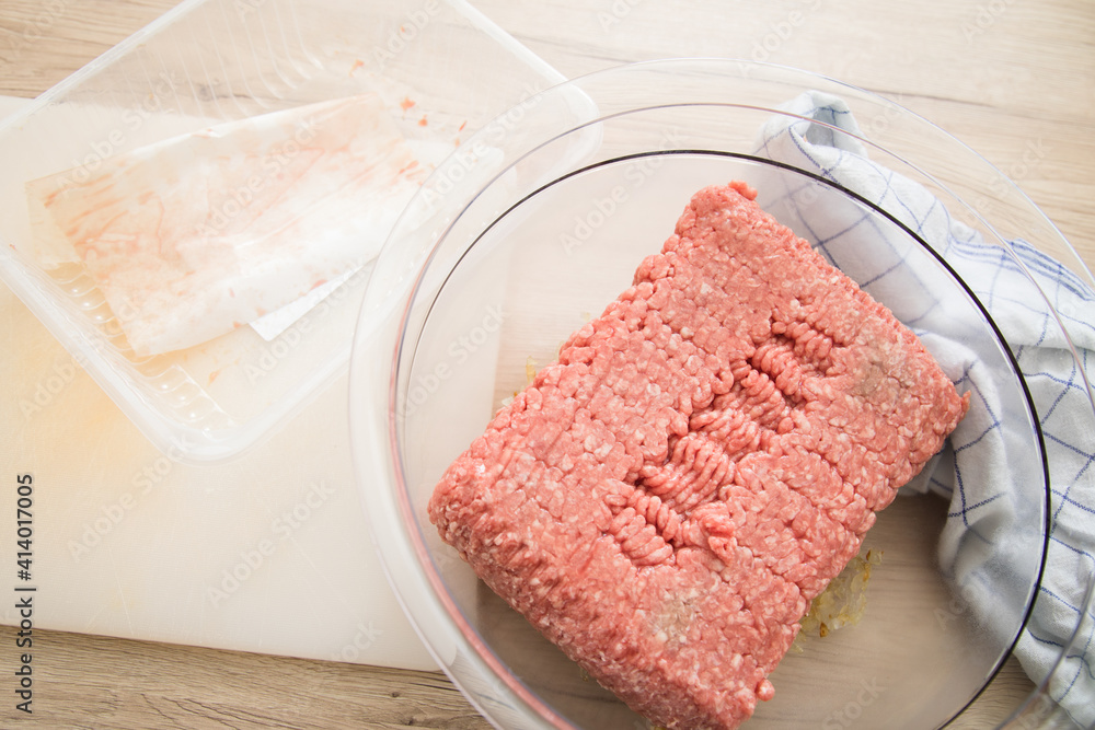 Hackfleisch halb und halb roh von Rind und Schwein aus Plastik ...