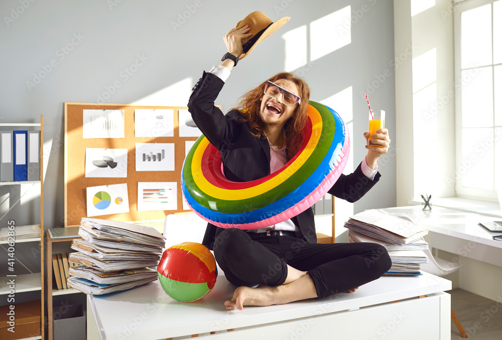 Happy office worker ready for summer holiday. Smiling corporate ...
