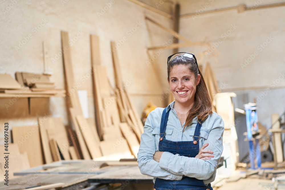 Zufriedene Handwerker Frau als Schreiner Lehrling Stock Photo | Adobe Stock