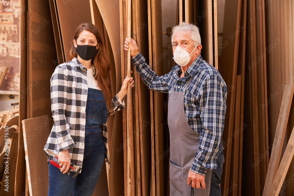 Senior Handwerker und Frau als Schreiner Lehrling Stock Photo | Adobe Stock