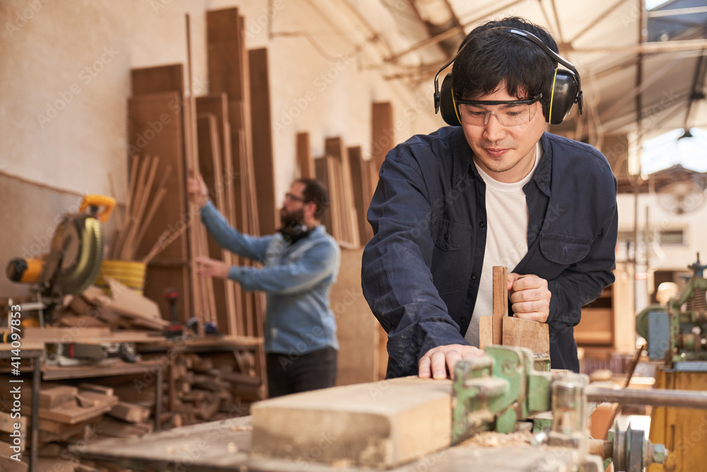 Handwerker Lehrling an der Hobelmaschine Stock Photo | Adobe Stock