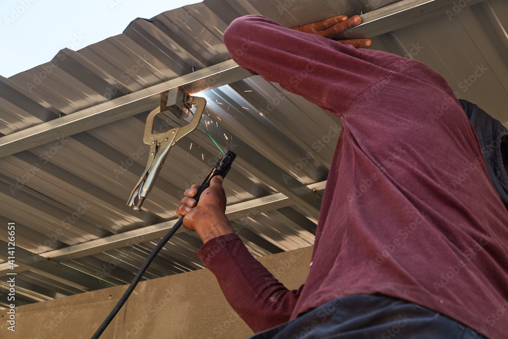 Local Area Skillful Craftsman Welding Roof Top Metal Bar in ...