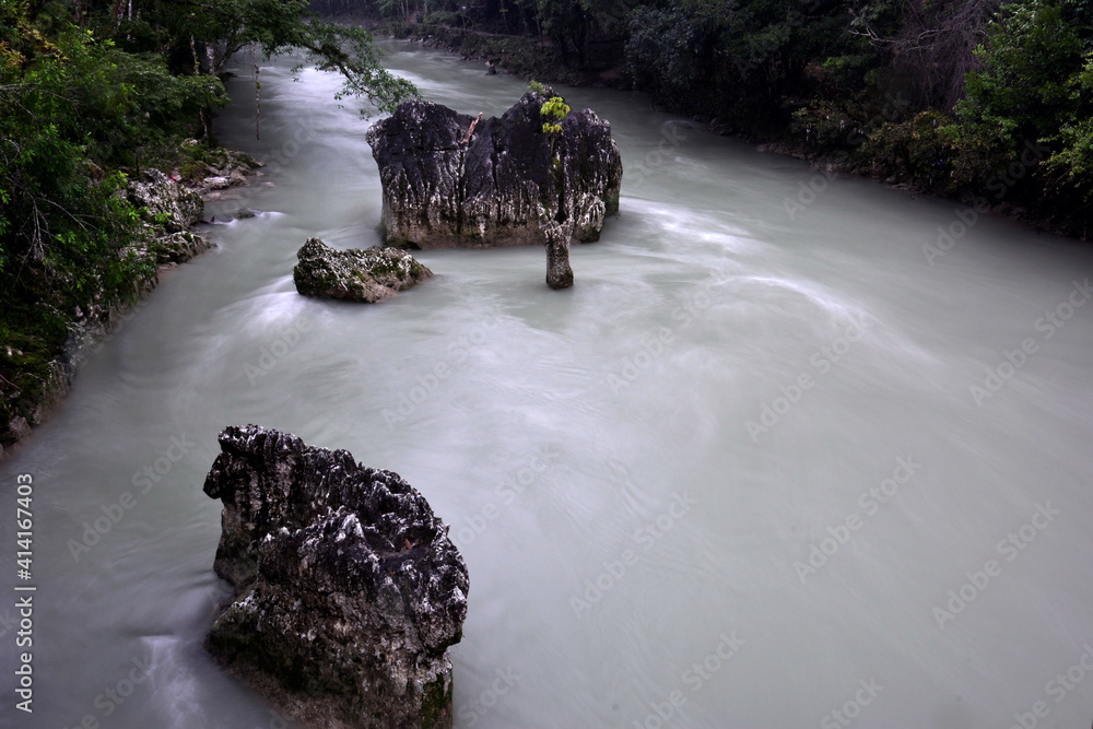 Paisajes de pozas escalonadas de agua, todas de color turquesa en el ...
