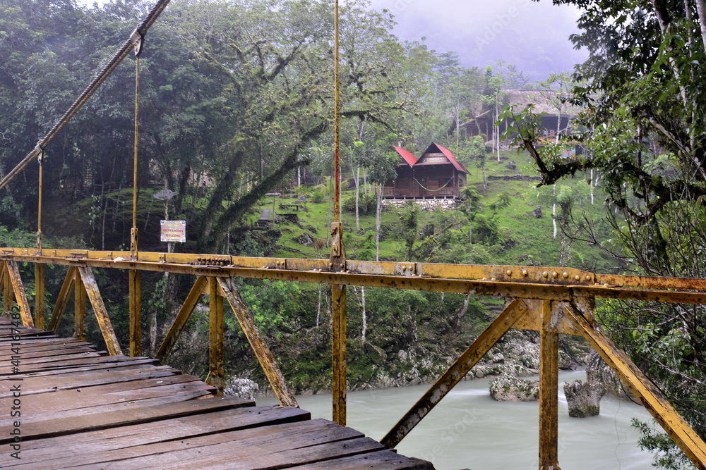 Paisajes de pozas escalonadas de agua, todas de color turquesa en el ...