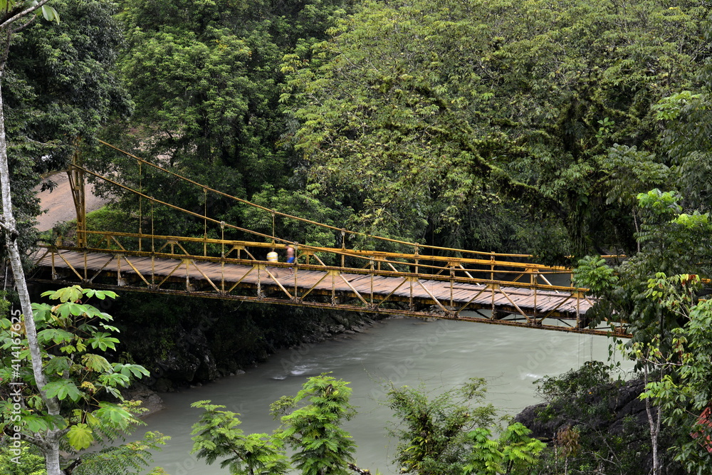 Paisajes de pozas escalonadas de agua, todas de color turquesa en el ...