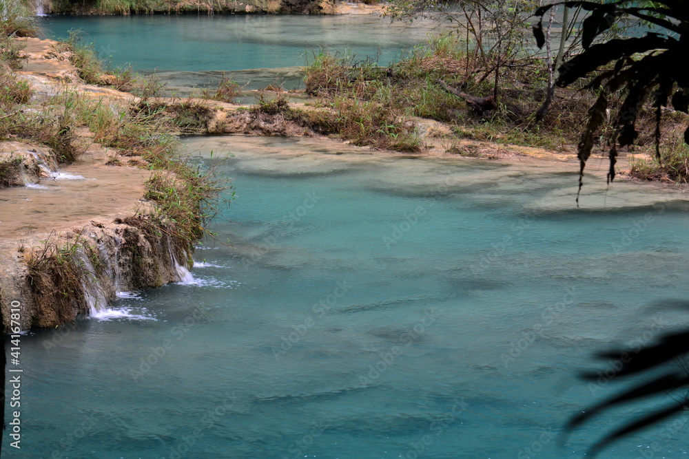 Paisajes de pozas escalonadas de agua, todas de color turquesa en el ...