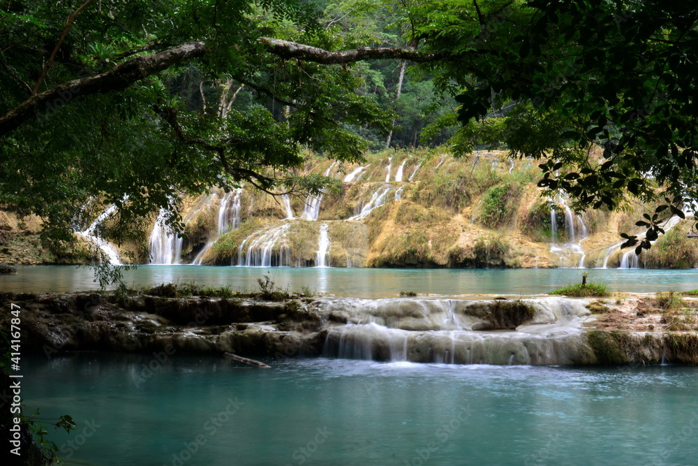 Paisajes de pozas escalonadas de agua, todas de color turquesa en el ...
