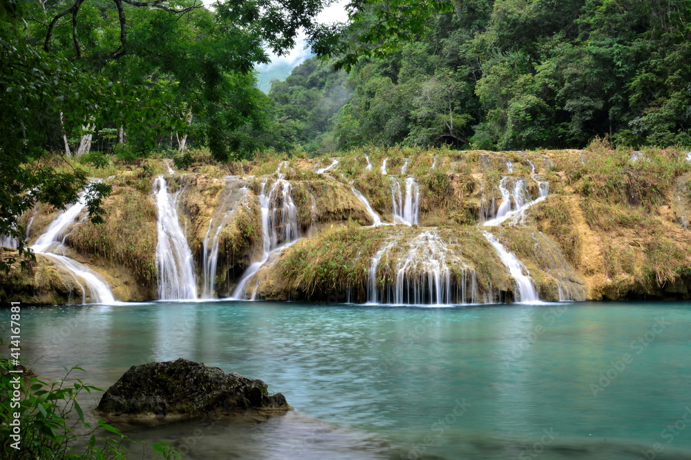 Paisajes de pozas escalonadas de agua, todas de color turquesa en el ...