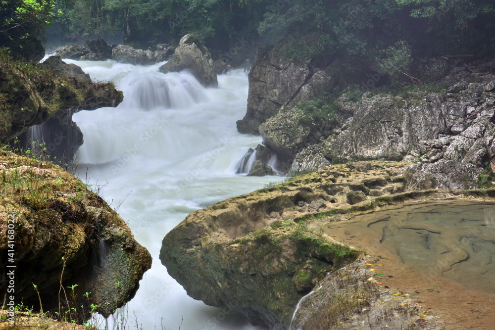 Paisajes de pozas escalonadas de agua, todas de color turquesa en el ...