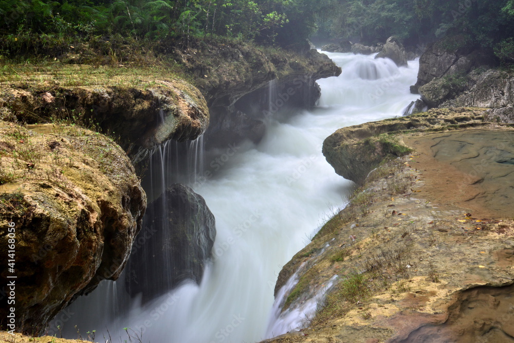 Paisajes de pozas escalonadas de agua, todas de color turquesa en el ...