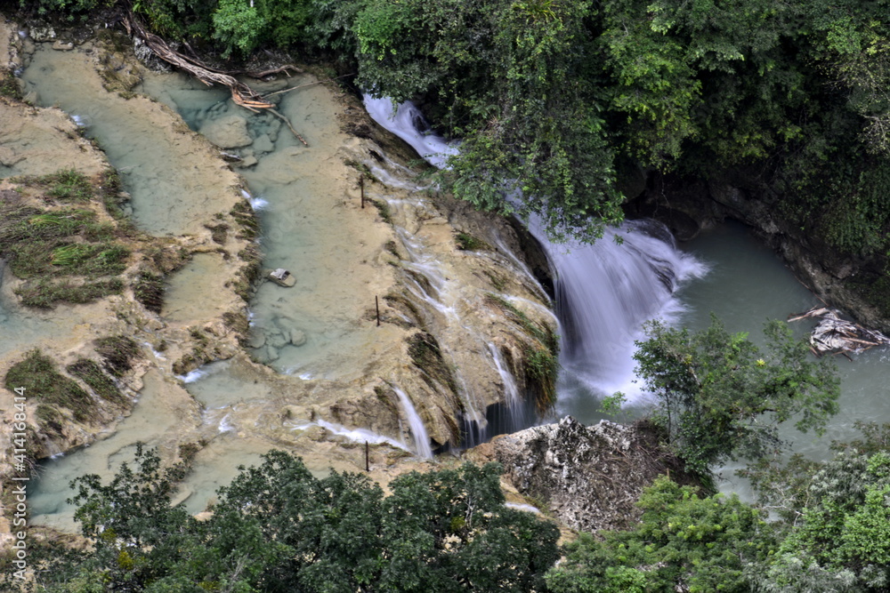 Paisajes de pozas escalonadas de agua, todas de color turquesa en el ...