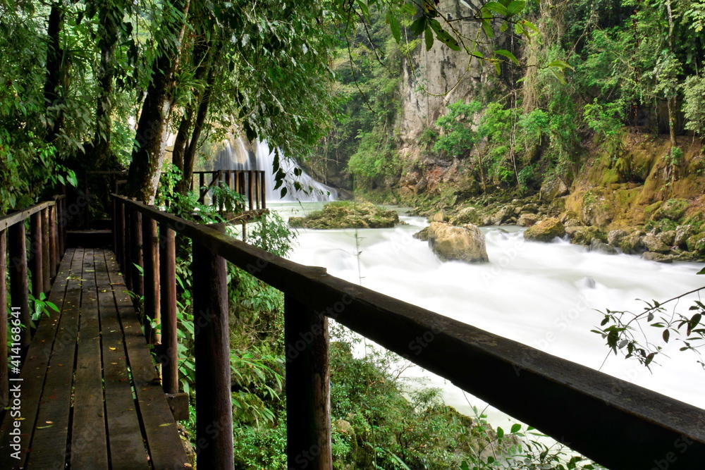 Paisajes de pozas escalonadas de agua, todas de color turquesa en el ...