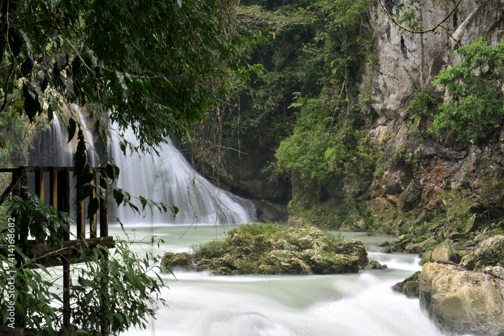 Paisajes de pozas escalonadas de agua, todas de color turquesa en el ...