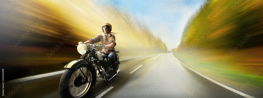 Altes alt Motorrad Oldtimer mit junger Bikerin fährt schnell auf nasser ...