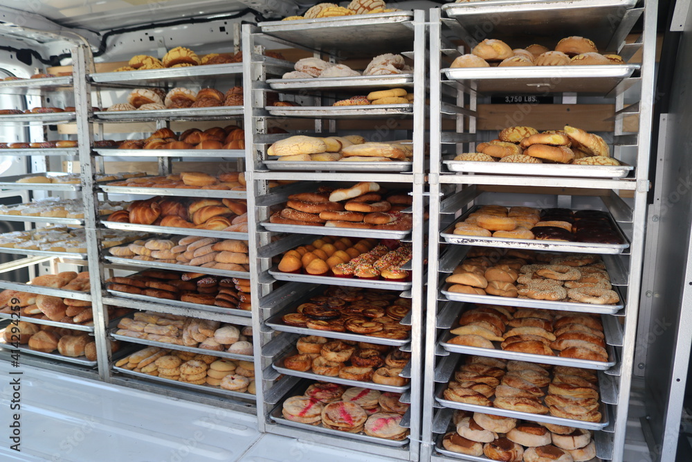 racks de pan dulce recien hechos, pan tradicional mexicano Stock Photo ...
