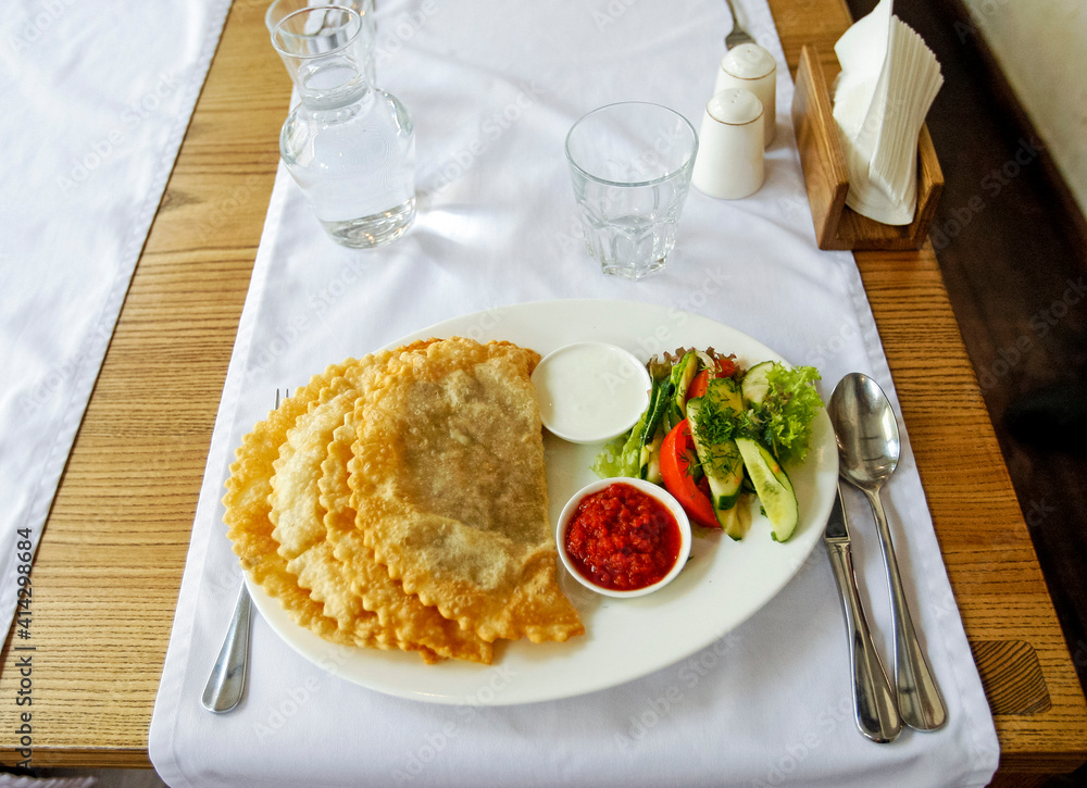 Foto de Chebureki pasties Crimean Tatar national dish on a table in a ...