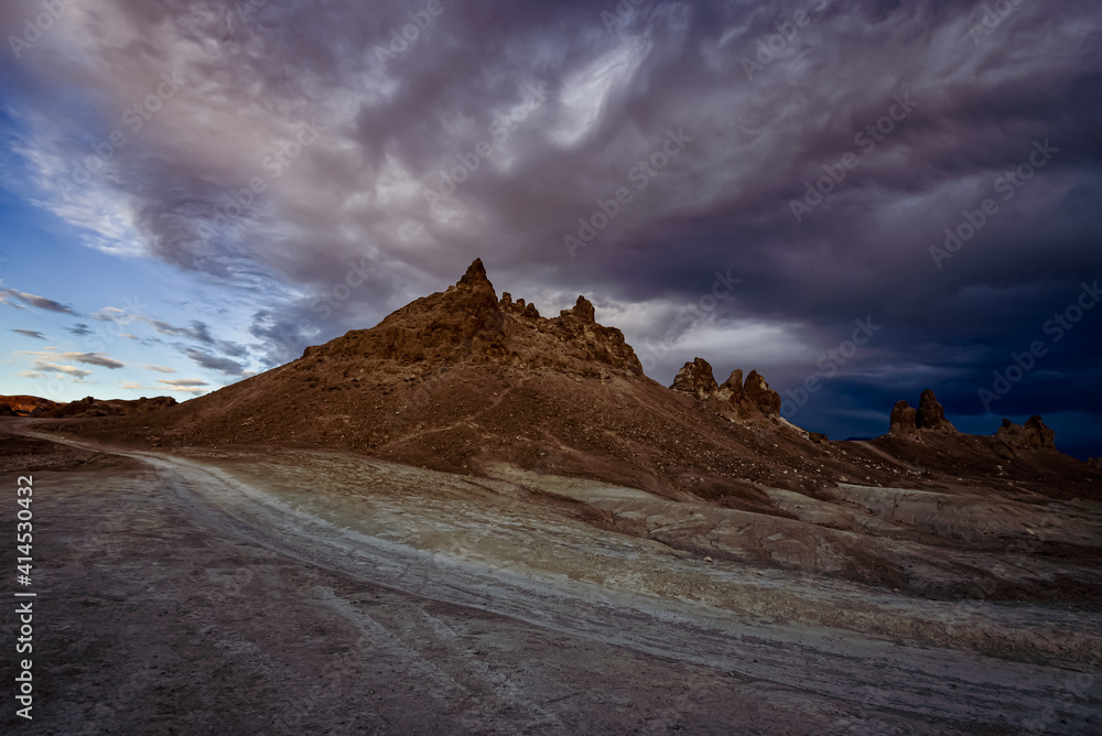 Foto de clouds above Trona Pinnacles natural desert rock formations and ...