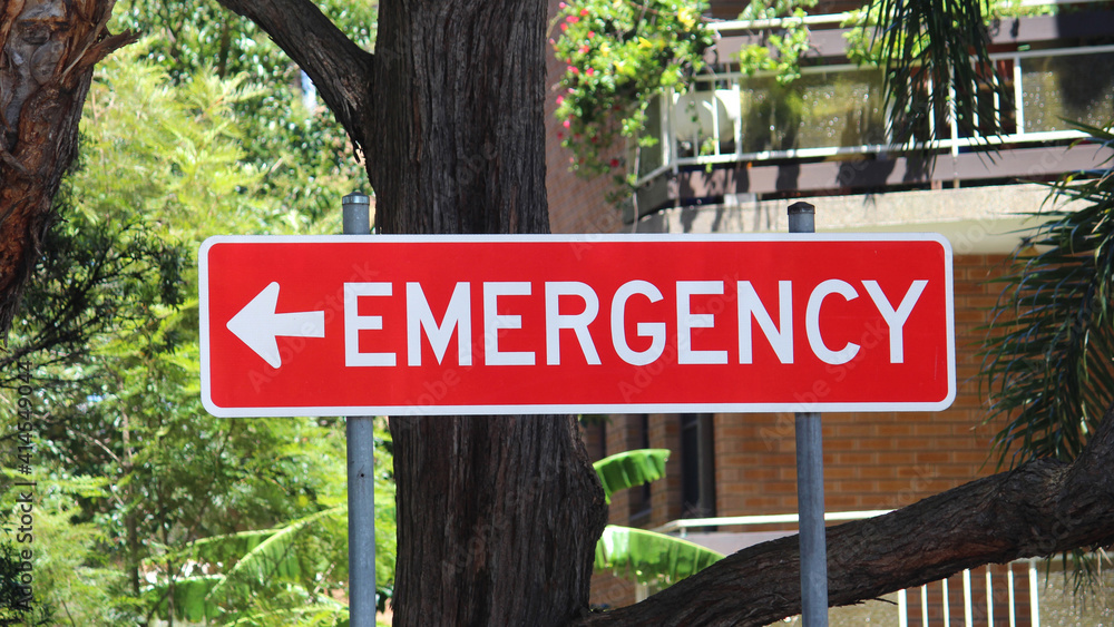 Street signage pointing to the emergency department of a hospital Stock ...