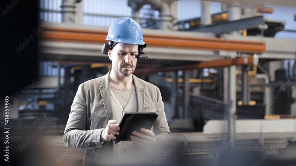 Foto de smart worker using ar industrial augmented reality device ...