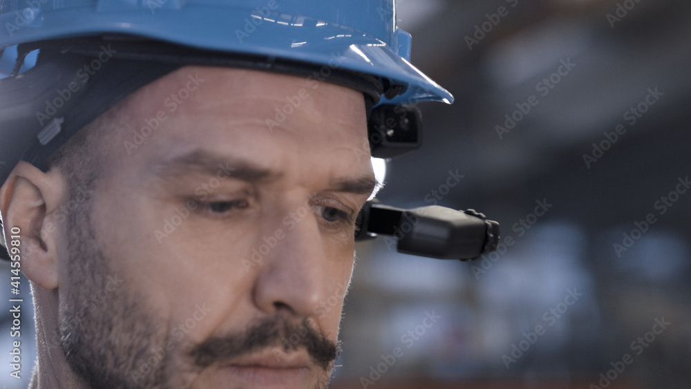 smart worker using ar industrial augmented reality device goggles Stock ...