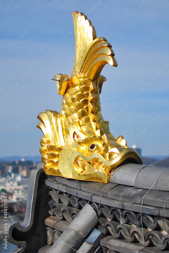 Gold Japanese fish statue on rooftop of Okayama castle in Okayama city ...