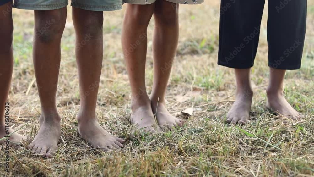 dirty boy's feet,Group of boy's feet wearing no shoes, vídeo de Stock ...