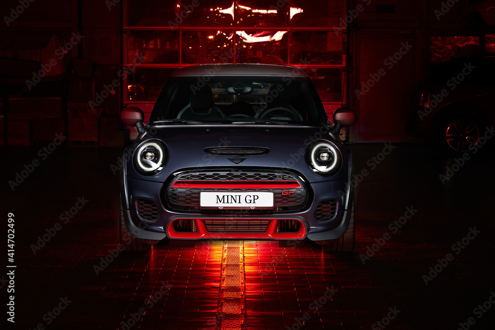 Foto de Front of the unique MINI Cooper GP in the garage. 1 with 3000 ...