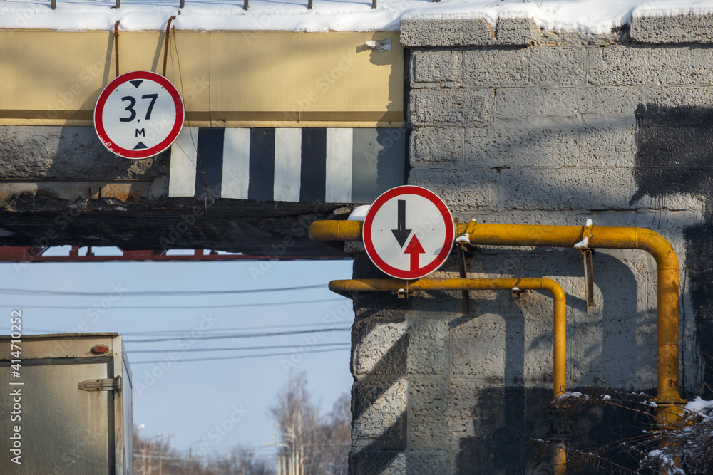 road signs under railroad bridge over road - yield and 3 meter maximum ...