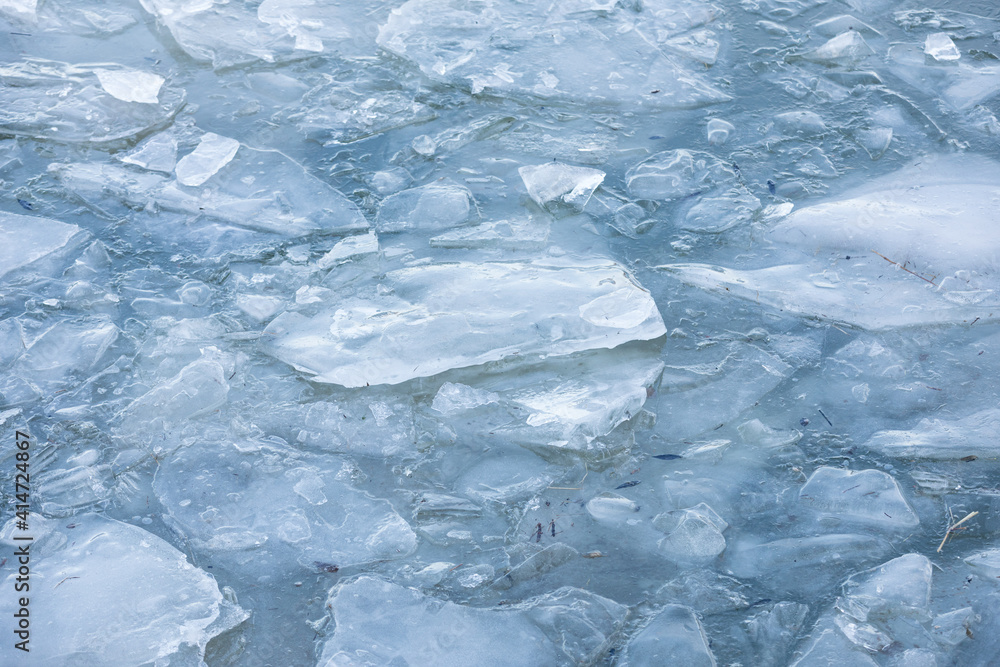 Eisschollen und dünne Eisschicht Stock Photo | Adobe Stock